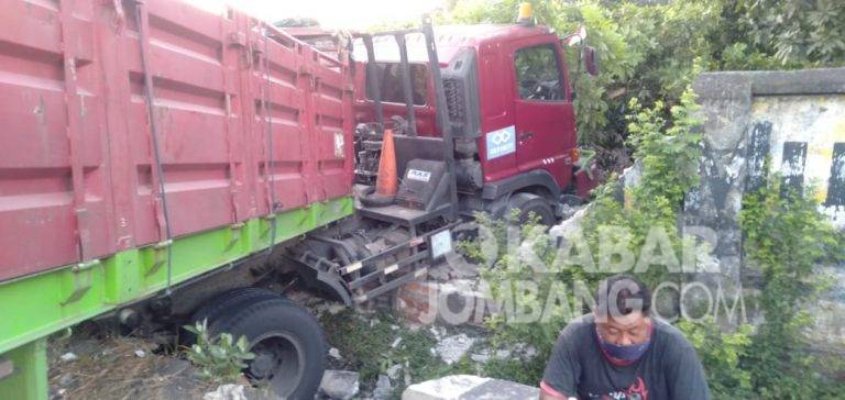Sopir Ngantuk, Truk Tronton Tabrak Pagar Rumah di Jalan Raya Perak Jombang | Kabar Jombang