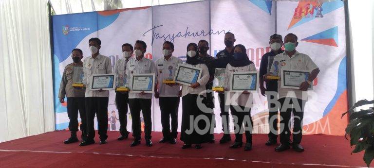 Puncak HPN 2022, PWI Jombang Berikan Anugerah Penghargaan Kepada 9 Desa | Kabar Jombang