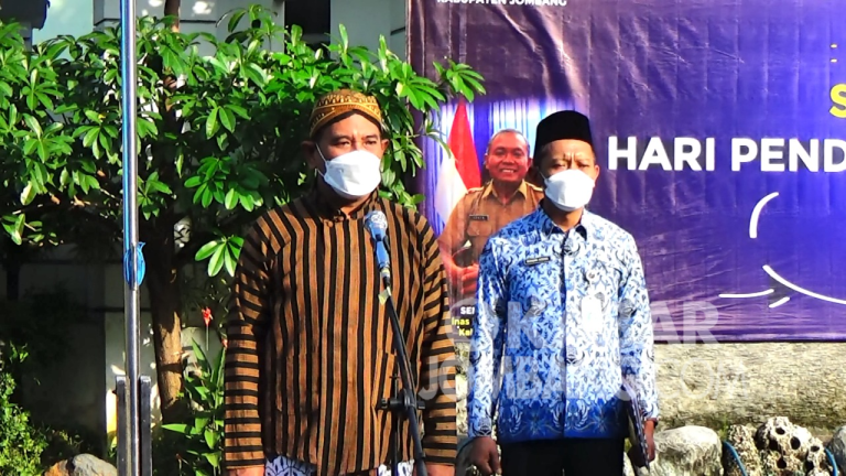 Gelar Upacara Hardiknas 2022 Pegawai Disdikbud Jombang Gunakan Pakaian