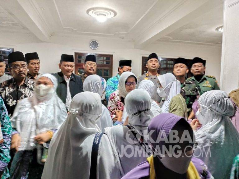 Bupati Jombang Sambut Kedatangan Jamaah Haji, 2 Jamaah Dikabarkan ... Bupati Jombang Sambut Kedatangan Jamaah Haji, 2 Jamaah Dikabarkan ...