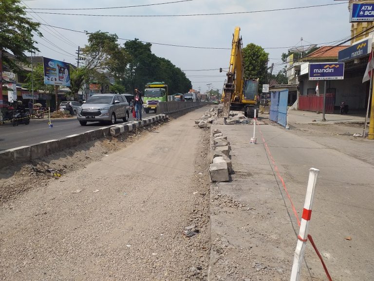 Pembongkaran Rabat Beton Jalan Nasional Peterongan Jombang, Tanpa Papan ...