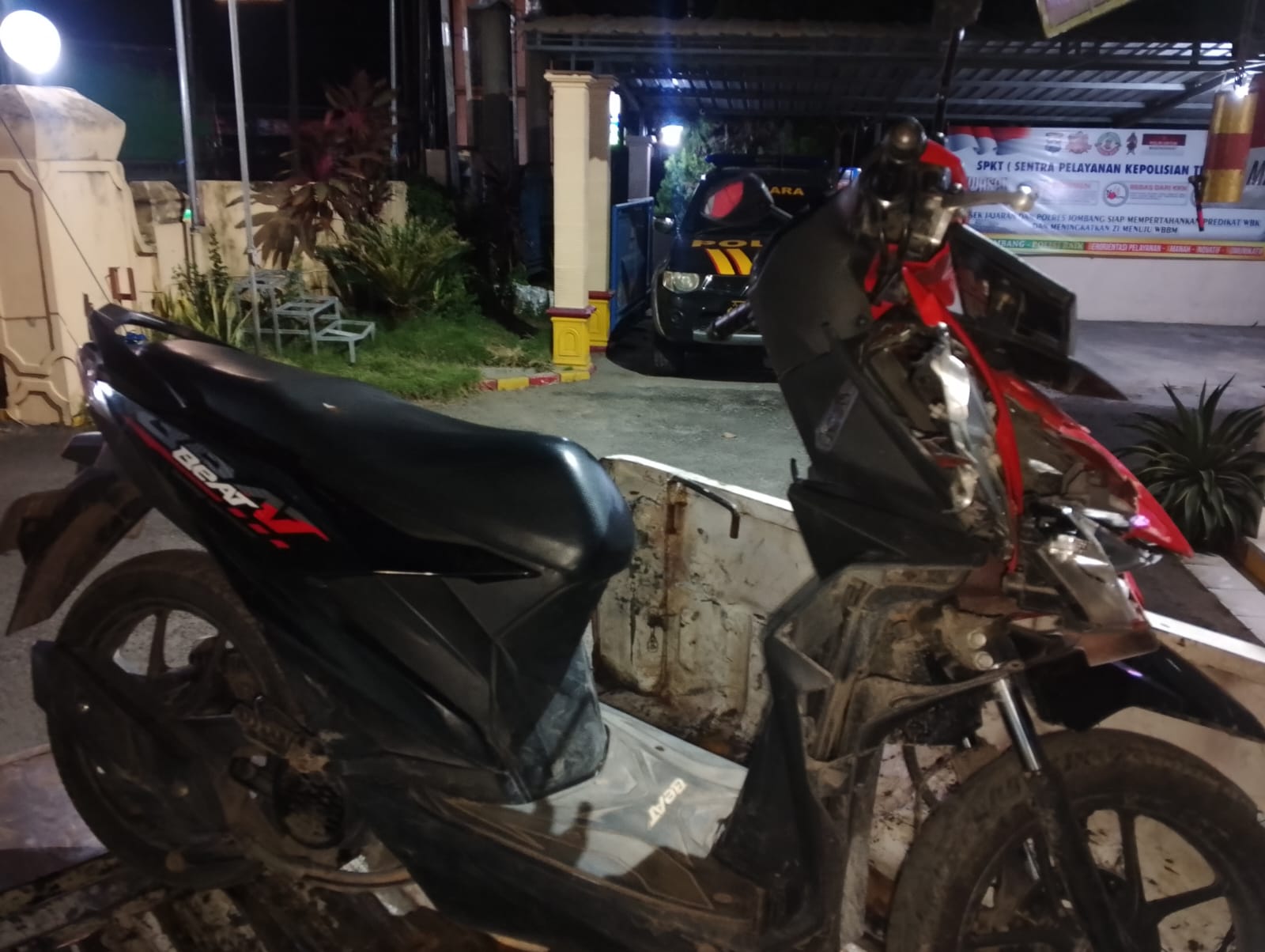 Kecelakaan Antara Sepeda Motor Vs Truk di Jalan Raya Desa Bandung Diwek ...