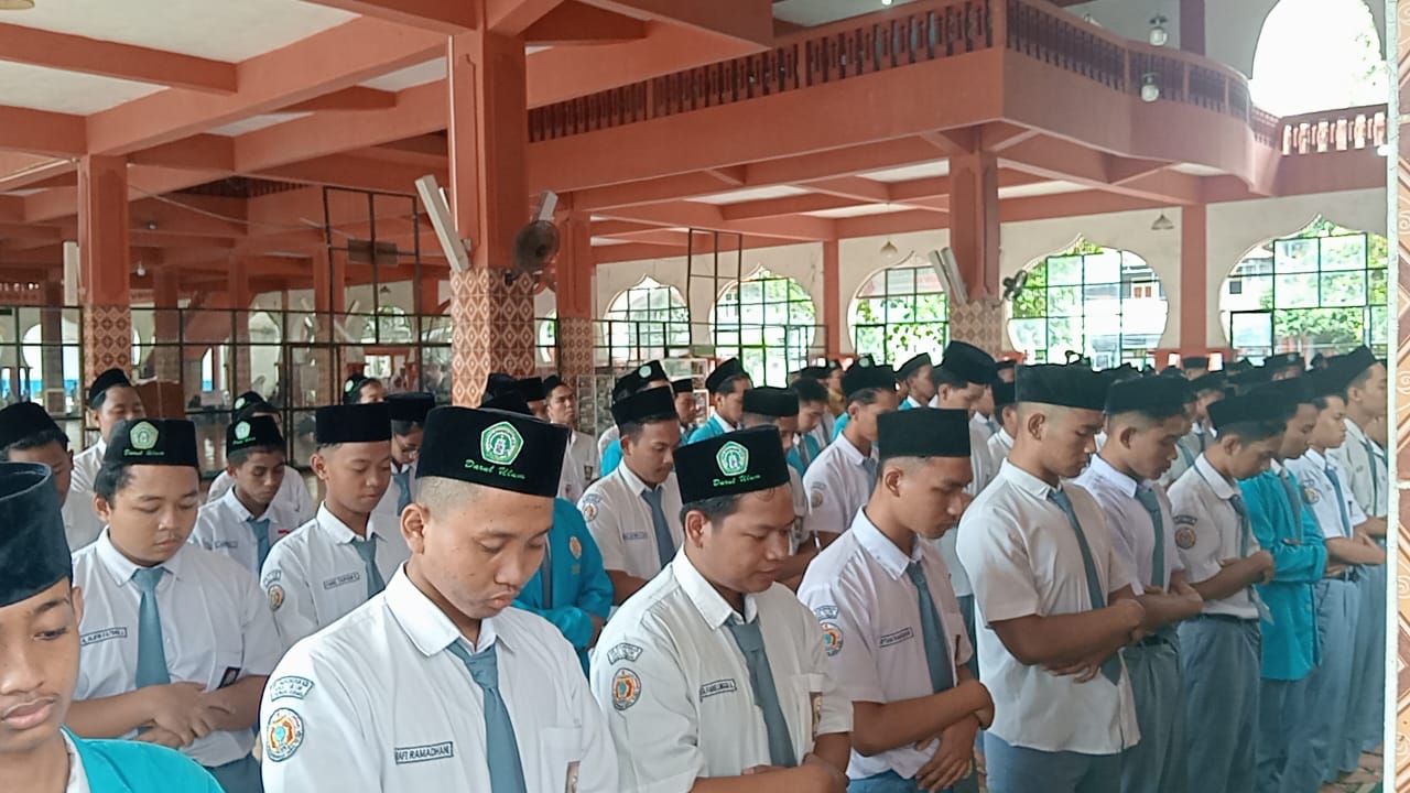 Santri Darul Ulum Jombang Gelar Doa Bersama, Wujud Solidaritas untuk Korban Ponpes Al Khoziny ...
