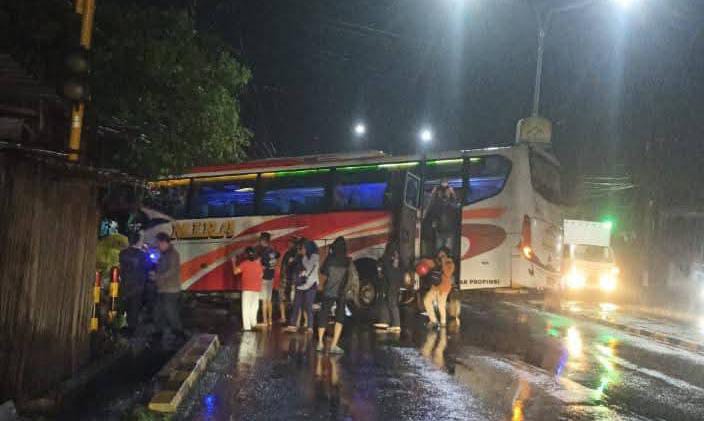 Bus PO Mira Alami Kecelakaan Tunggal di Mojoagung, Diduga Selip Saat ...