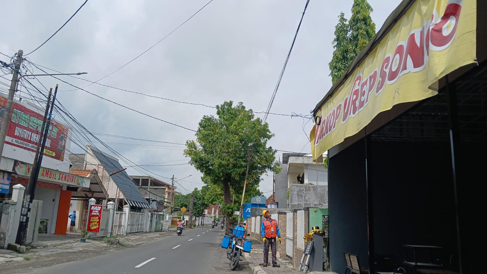 Truk Box Tersangkut Kabel Listrik di Jalan Pahlawan Jombang, PLN ...